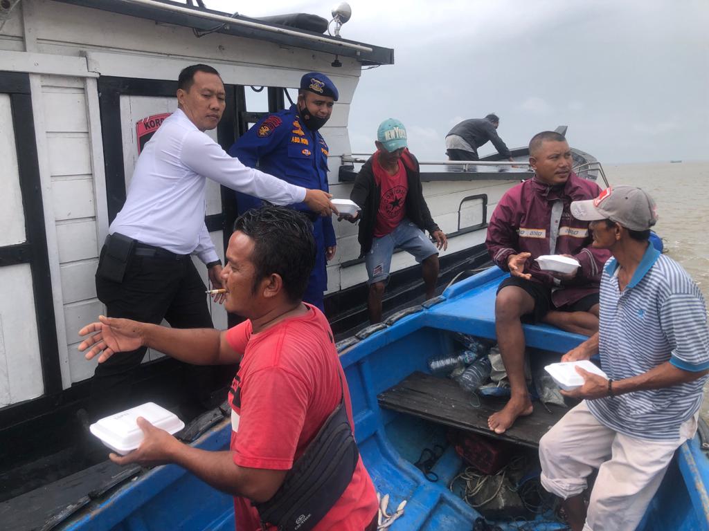 Personel Satpolairud Meranti Peduli, Bantu Tarik Perahu, Ajak Sarapan dan Dengar Keluhan Nelayan