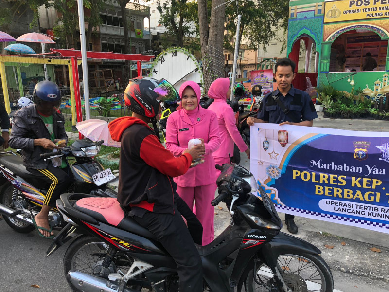 Sat Intelkam Polres Meranti dan Bhayangkari Bagi Takjil kepada Pengendara